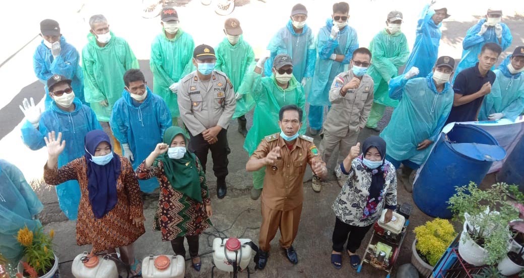 Pemdes Batu Junggul Lakukan Penyemprotan Cairan Disinfektan | Berandang Pemdes Batu Junggul Lakukan Penyemprotan Cairan Disinfektan | Berandang